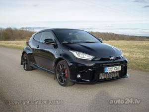 Black Toyota Yaris 2023 in Tallinn, with an engine capacity of 1.60 L and mileage of 16 thousand km for 37500 €, photo 3 on AUTOMOTO.COM.LV