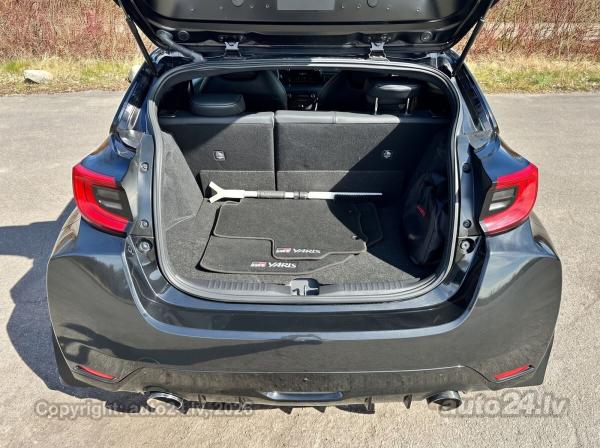 Melns Toyota Yaris 2023 Tallina, ar dzinēja tilpumu 1.60 L un nobraukumu 16 tūkst. km par 37500 €, foto 5 vietnē AUTOMOTO.COM.LV