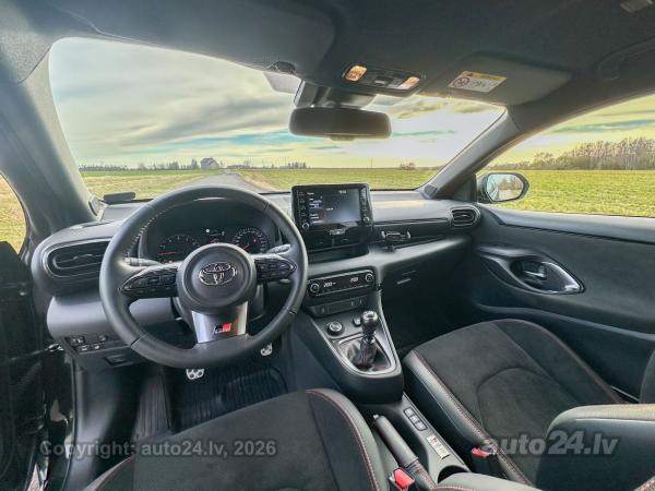 Melns Toyota Yaris 2023 Tallina, ar dzinēja tilpumu 1.60 L un nobraukumu 16 tūkst. km par 37500 €, foto 10 vietnē AUTOMOTO.COM.LV