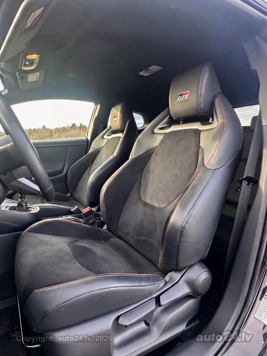 Black Toyota Yaris 2023 in Tallinn, with an engine capacity of 1.60 L and mileage of 16 thousand km for 37500 €, photo 12 on AUTOMOTO.COM.LV