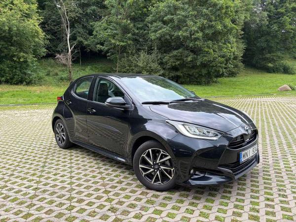 Black Toyota Yaris 2023 in Vilnius, with an engine capacity of 1.49 L and mileage of 21 thousand km for 18700 €, photo 1 on AUTOMOTO.COM.LV