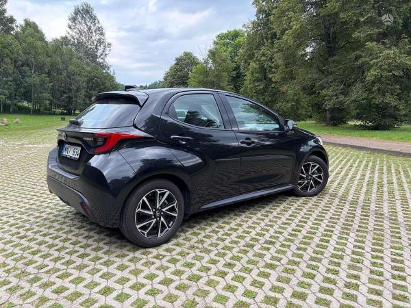 Black Toyota Yaris 2023 in Vilnius, with an engine capacity of 1.49 L and mileage of 21 thousand km for 18700 €, photo 3 on AUTOMOTO.COM.LV