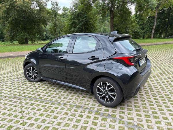 Black Toyota Yaris 2023 in Vilnius, with an engine capacity of 1.49 L and mileage of 21 thousand km for 18700 €, photo 4 on AUTOMOTO.COM.LV