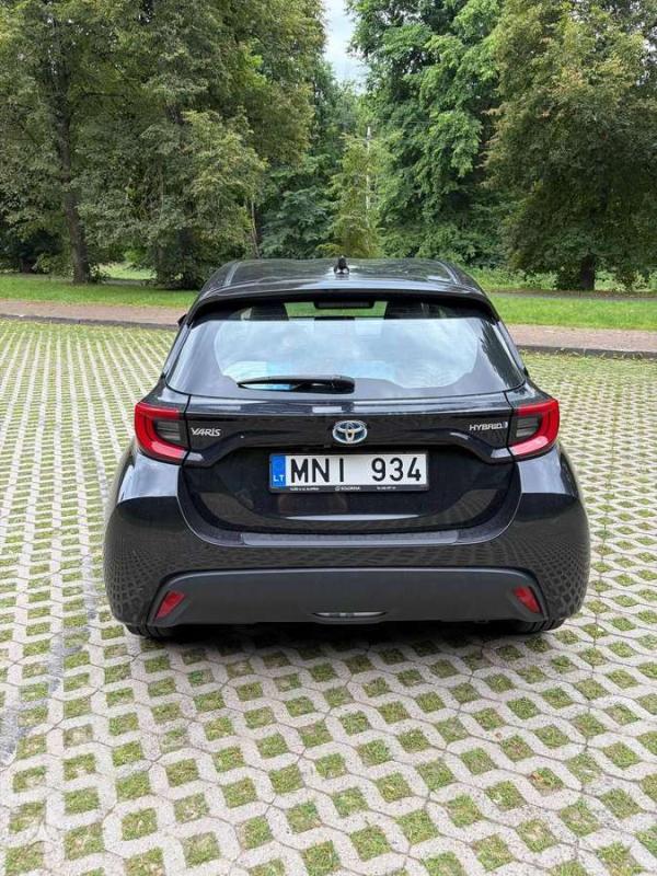 Black Toyota Yaris 2023 in Vilnius, with an engine capacity of 1.49 L and mileage of 21 thousand km for 18700 €, photo 5 on AUTOMOTO.COM.LV