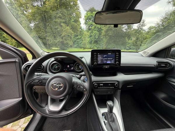 Black Toyota Yaris 2023 in Vilnius, with an engine capacity of 1.49 L and mileage of 21 thousand km for 18700 €, photo 6 on AUTOMOTO.COM.LV