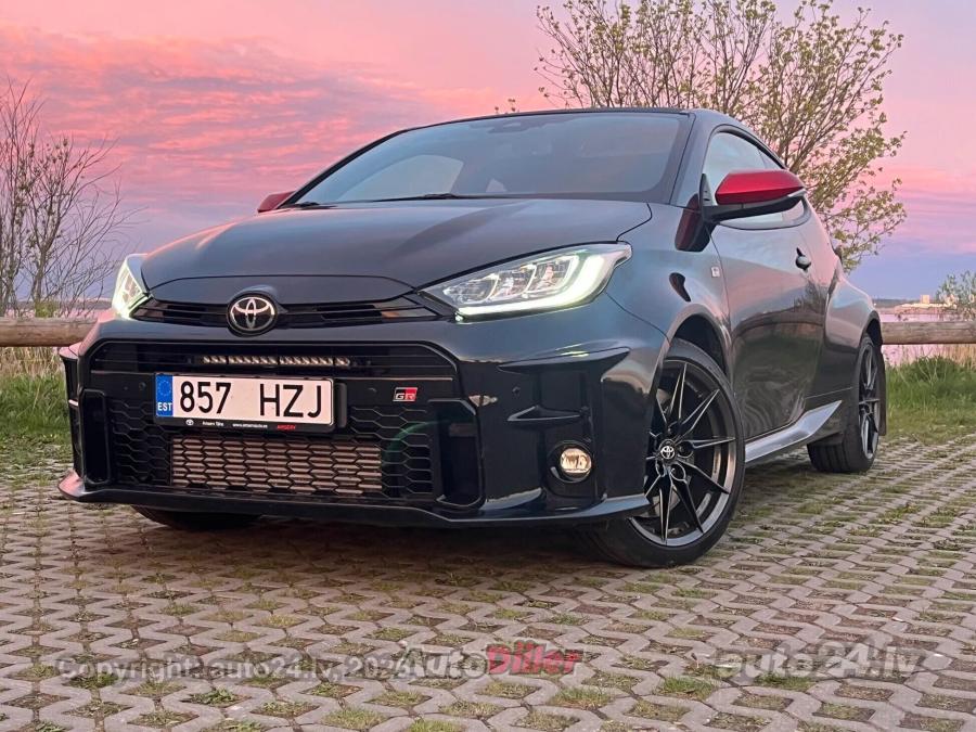 Melns Toyota Yaris 2023 Tallina, ar dzinēja tilpumu 1.60 L un nobraukumu 50 tūkst. km par 35200 €, foto 1 vietnē AUTOMOTO.COM.LV