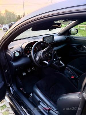 Melns Toyota Yaris 2023 Tallina, ar dzinēja tilpumu 1.60 L un nobraukumu 50 tūkst. km par 35200 €, foto 8 vietnē AUTOMOTO.COM.LV