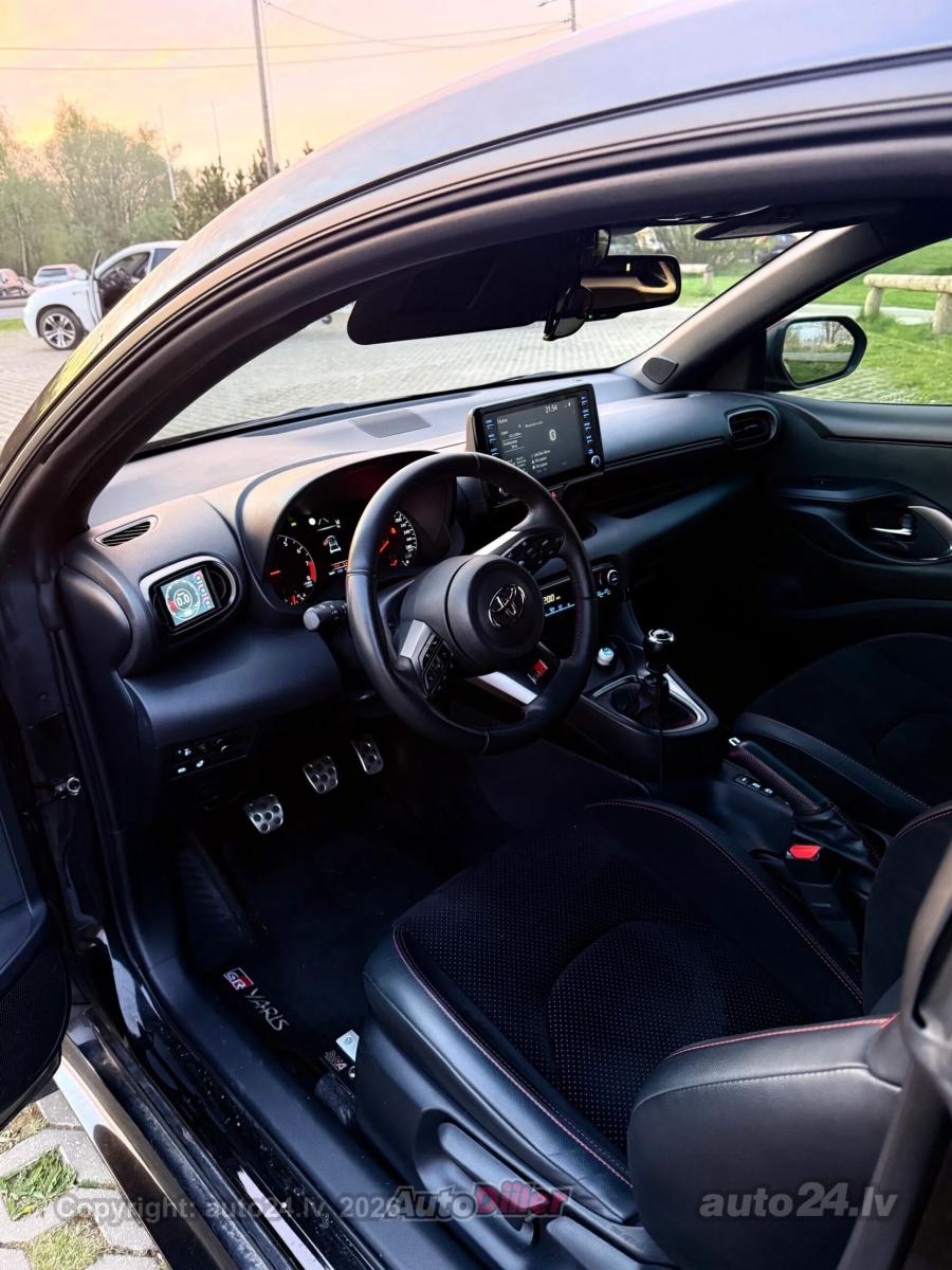 Melns Toyota Yaris 2023 Tallina, ar dzinēja tilpumu 1.60 L un nobraukumu 50 tūkst. km par 35200 €, foto 8 vietnē AUTOMOTO.COM.LV