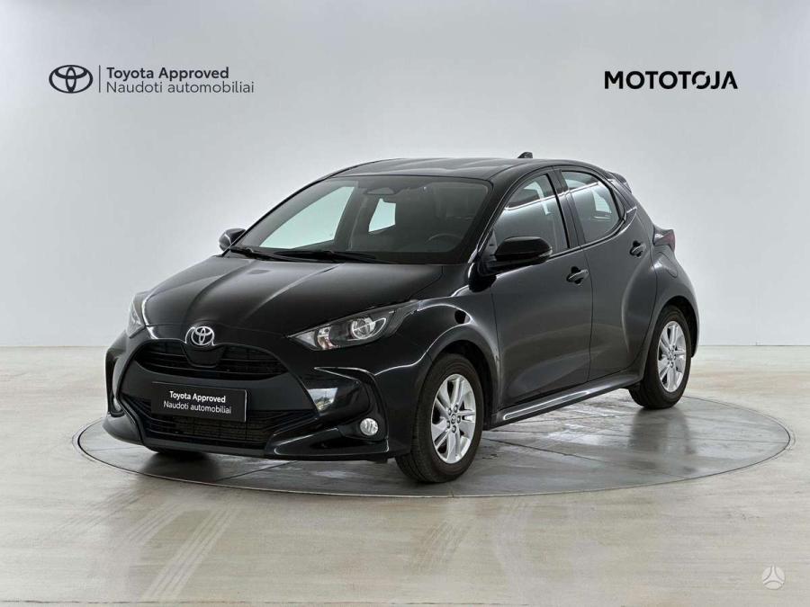 Melns Toyota Yaris 2024 Viļņa, ar dzinēja tilpumu 1.49 L un nobraukumu 72 tūkst. km par 18900 €, foto 1 vietnē AUTOMOTO.COM.LV