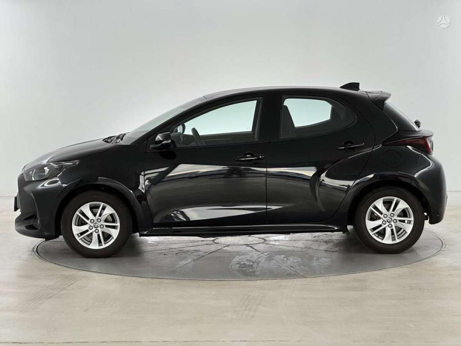 Melns Toyota Yaris 2024 Viļņa, ar dzinēja tilpumu 1.49 L un nobraukumu 72 tūkst. km par 18900 €, foto 4 vietnē AUTOMOTO.COM.LV