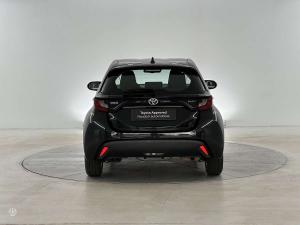 Melns Toyota Yaris 2024 Viļņa, ar dzinēja tilpumu 1.49 L un nobraukumu 72 tūkst. km par 18900 €, foto 5 vietnē AUTOMOTO.COM.LV