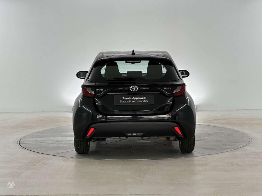 Melns Toyota Yaris 2024 Viļņa, ar dzinēja tilpumu 1.49 L un nobraukumu 72 tūkst. km par 18900 €, foto 5 vietnē AUTOMOTO.COM.LV