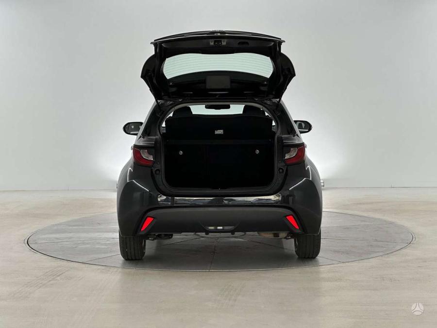 Melns Toyota Yaris 2024 Viļņa, ar dzinēja tilpumu 1.49 L un nobraukumu 72 tūkst. km par 18900 €, foto 11 vietnē AUTOMOTO.COM.LV