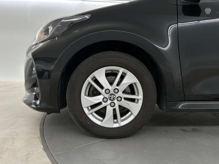 Melns Toyota Yaris 2024 Viļņa, ar dzinēja tilpumu 1.49 L un nobraukumu 72 tūkst. km par 18900 €, foto 16 vietnē AUTOMOTO.COM.LV