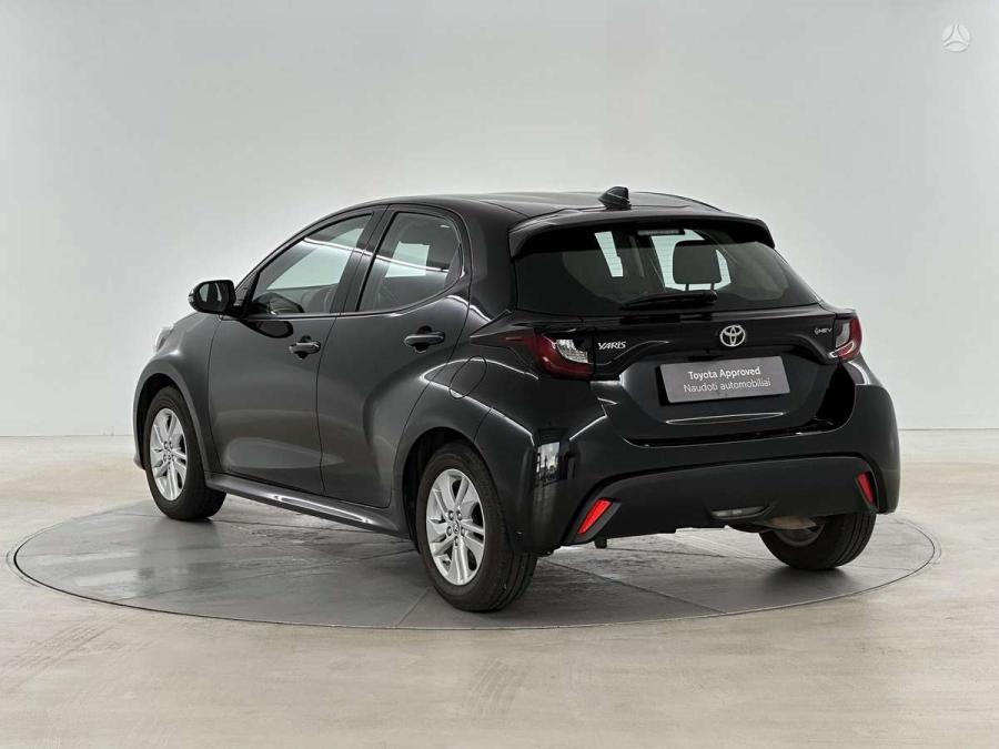 Melns Toyota Yaris 2024 Viļņa, ar dzinēja tilpumu 1.49 L un nobraukumu 72 tūkst. km par 18900 €, foto 18 vietnē AUTOMOTO.COM.LV