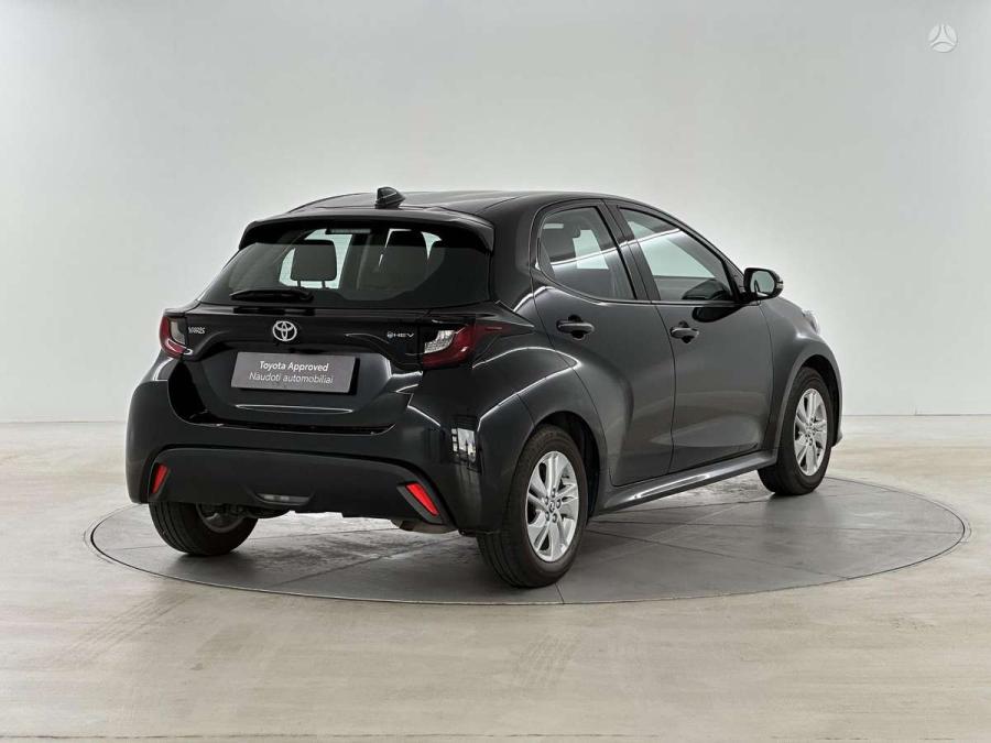 Melns Toyota Yaris 2024 Viļņa, ar dzinēja tilpumu 1.49 L un nobraukumu 72 tūkst. km par 18900 €, foto 21 vietnē AUTOMOTO.COM.LV
