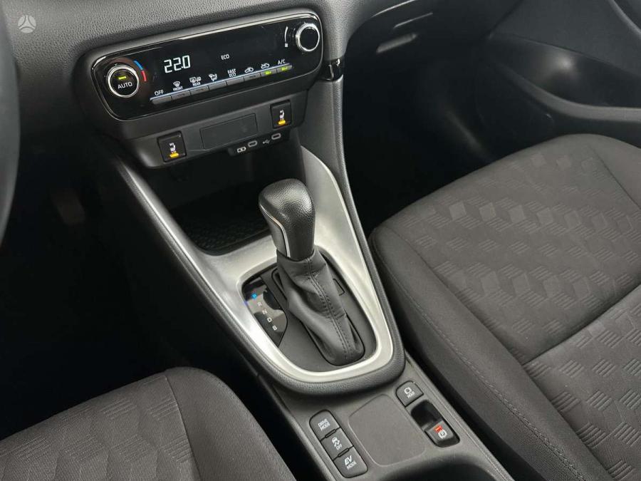 Melns Toyota Yaris 2024 Viļņa, ar dzinēja tilpumu 1.49 L un nobraukumu 72 tūkst. km par 18900 €, foto 24 vietnē AUTOMOTO.COM.LV