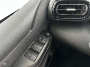Melns Toyota Yaris 2024 Viļņa, ar dzinēja tilpumu 1.49 L un nobraukumu 72 tūkst. km par 18900 €, foto 26 vietnē AUTOMOTO.COM.LV