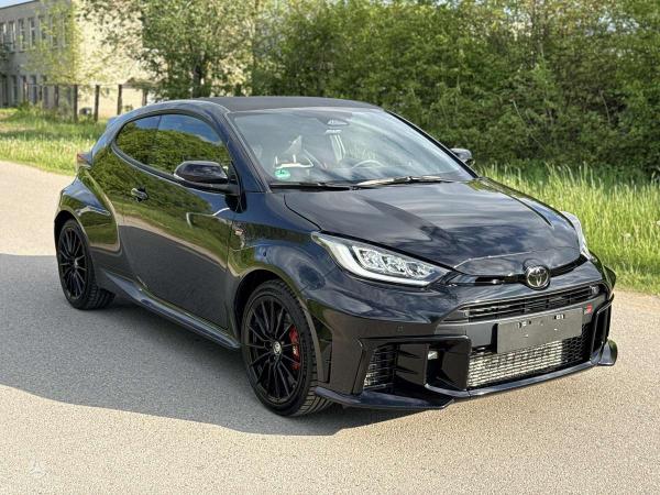 Melns Toyota Yaris 2024 Vilkaviškis, ar dzinēja tilpumu 1.62 L un nobraukumu 16 tūkst. km par 42500 €, foto 1 vietnē AUTOMOTO.COM.LV