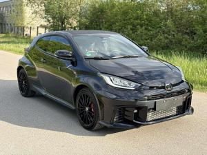 Black Toyota Yaris 2024 in Vilkaviskis, with an engine capacity of 1.62 L and mileage of 16 thousand km for 42500 €, photo  on AUTOMOTO.COM.LV