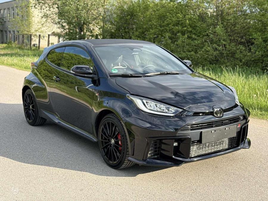 Black Toyota Yaris 2024 in Vilkaviskis, with an engine capacity of 1.62 L and mileage of 16 thousand km for 42500 €, photo 1 on AUTOMOTO.COM.LV