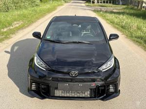 Black Toyota Yaris 2024 in Vilkaviskis, with an engine capacity of 1.62 L and mileage of 16 thousand km for 42500 €, photo 3 on AUTOMOTO.COM.LV