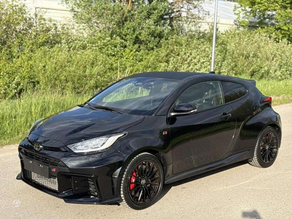 Melns Toyota Yaris 2024 Vilkaviškis, ar dzinēja tilpumu 1.62 L un nobraukumu 16 tūkst. km par 42500 €, foto 3 vietnē AUTOMOTO.COM.LV