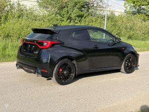 Black Toyota Yaris 2024 in Vilkaviskis, with an engine capacity of 1.62 L and mileage of 16 thousand km for 42500 €, photo 7 on AUTOMOTO.COM.LV