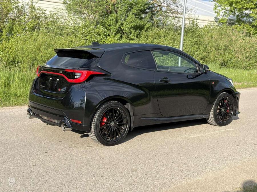 Black Toyota Yaris 2024 in Vilkaviskis, with an engine capacity of 1.62 L and mileage of 16 thousand km for 42500 €, photo 7 on AUTOMOTO.COM.LV