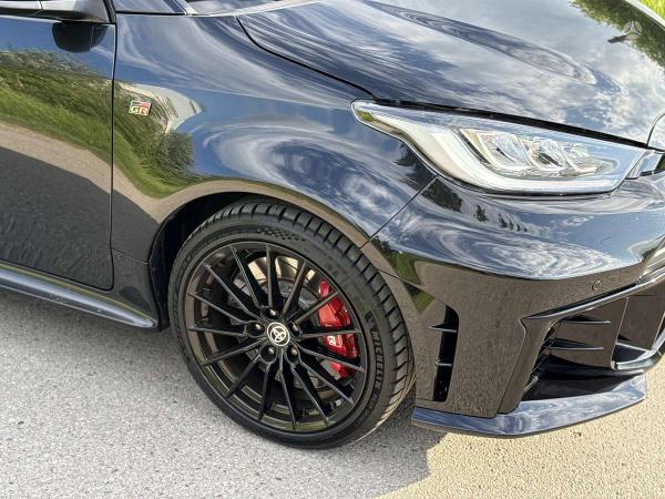 Melns Toyota Yaris 2024 Vilkaviškis, ar dzinēja tilpumu 1.62 L un nobraukumu 16 tūkst. km par 42500 €, foto 8 vietnē AUTOMOTO.COM.LV