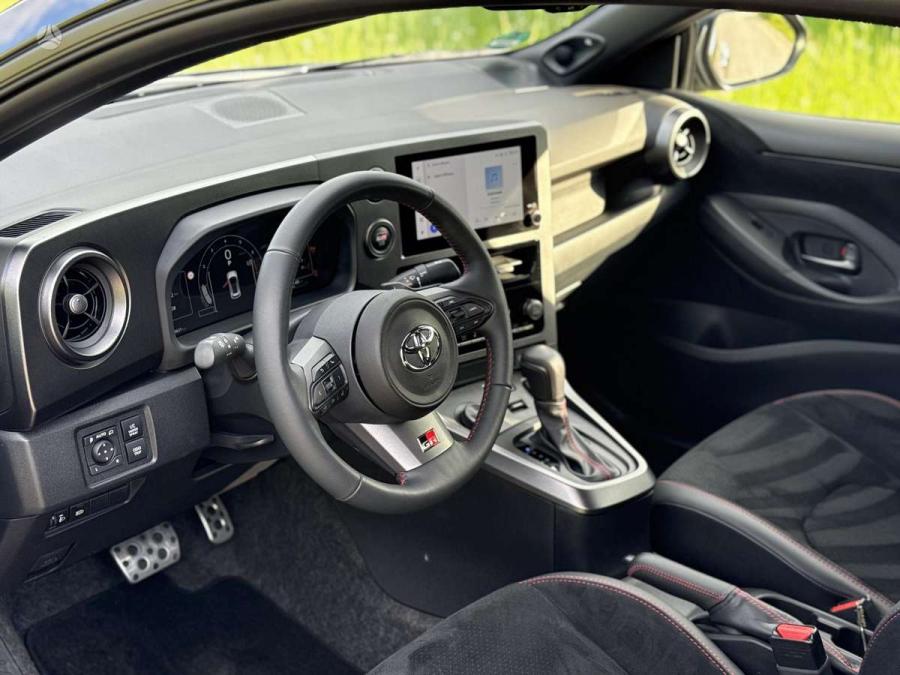Black Toyota Yaris 2024 in Vilkaviskis, with an engine capacity of 1.62 L and mileage of 16 thousand km for 42500 €, photo 12 on AUTOMOTO.COM.LV