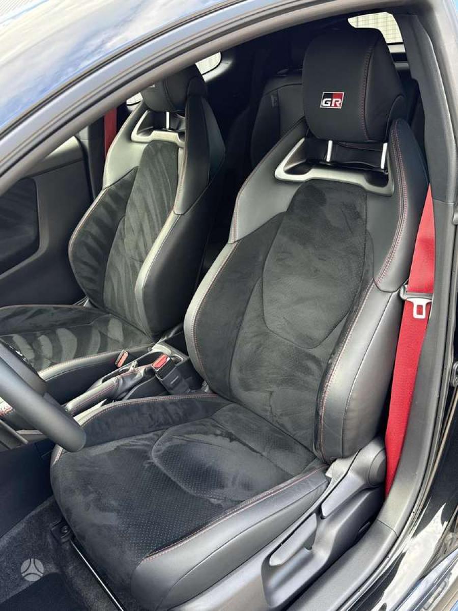 Black Toyota Yaris 2024 in Vilkaviskis, with an engine capacity of 1.62 L and mileage of 16 thousand km for 42500 €, photo 14 on AUTOMOTO.COM.LV