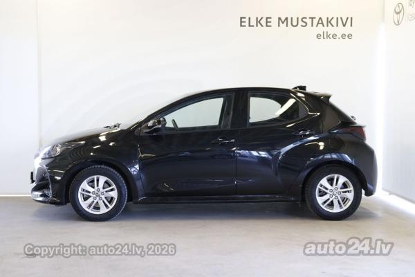 Black Toyota Yaris 2025 in Tallinn, with an engine capacity of 1.49 L and mileage of 27 thousand km for 21400 €, photo 3 on AUTOMOTO.COM.LV