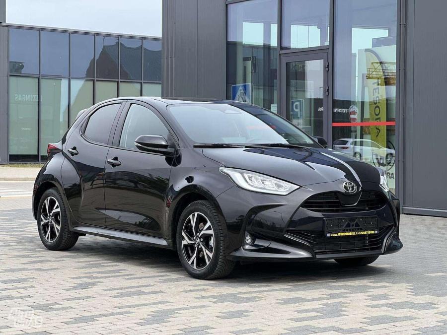 Black Toyota Yaris 2025 in Siauliai, with an engine capacity of 1.50 L and mileage of 5 thousand km for 20400 €, photo 3 on AUTOMOTO.COM.LV