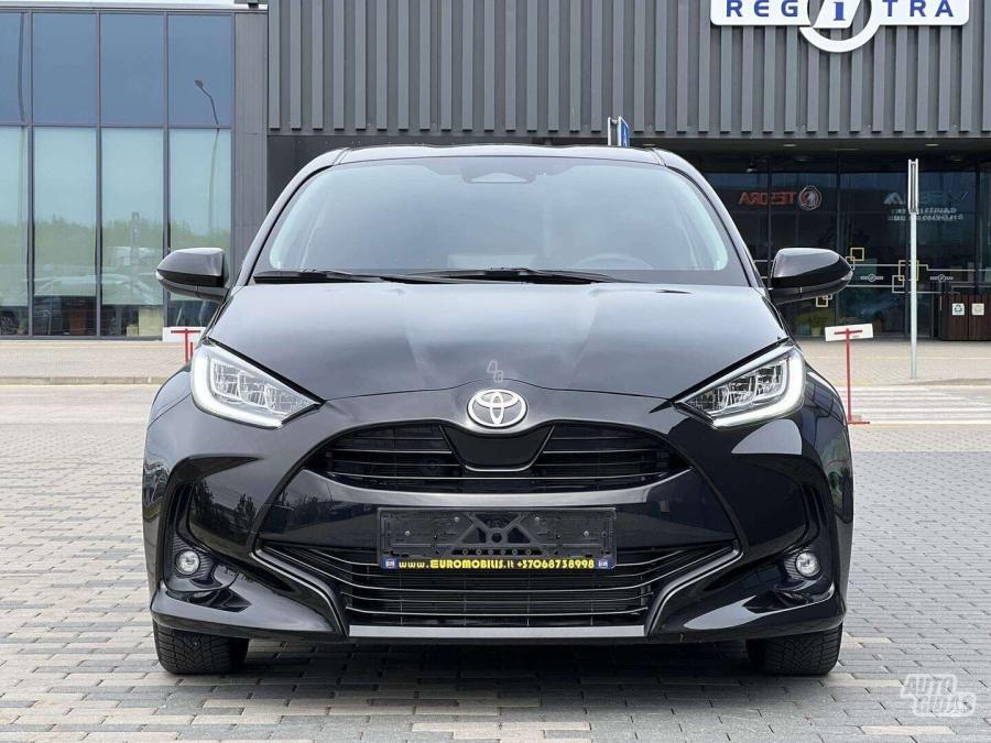 Black Toyota Yaris 2025 in Siauliai, with an engine capacity of 1.50 L and mileage of 5 thousand km for 20400 €, photo 4 on AUTOMOTO.COM.LV