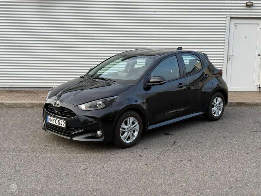 Melns Toyota Yaris 2025 Viļņa, ar dzinēja tilpumu 1.49 L un nobraukumu 12 tūkst. km par 20280 €, foto 1 vietnē AUTOMOTO.COM.LV