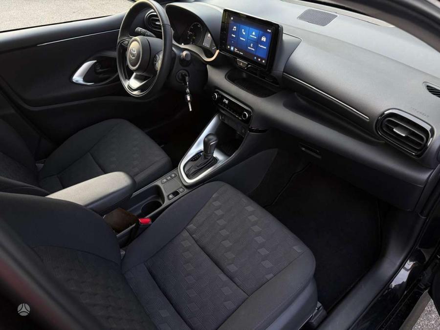Melns Toyota Yaris 2025 Viļņa, ar dzinēja tilpumu 1.49 L un nobraukumu 12 tūkst. km par 20280 €, foto 8 vietnē AUTOMOTO.COM.LV