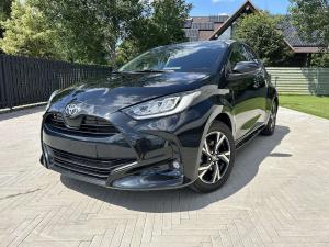 Melns Toyota Yaris 2025 Viļņa, ar dzinēja tilpumu 1.50 L un nobraukumu 2 tūkst. km par 23400 €, foto  vietnē AUTOMOTO.COM.LV