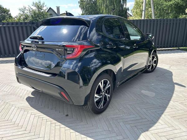 Black Toyota Yaris 2025 in Vilnius, with an engine capacity of 1.50 L and mileage of 2 thousand km for 23400 €, photo 3 on AUTOMOTO.COM.LV