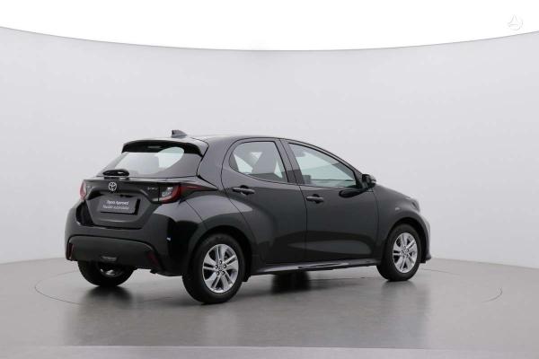 Black Toyota Yaris 2025 in Vilnius, with an engine capacity of 1.49 L and mileage of 32 thousand km for 19990 €, photo 3 on AUTOMOTO.COM.LV