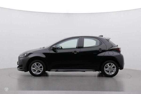 Black Toyota Yaris 2025 in Vilnius, with an engine capacity of 1.49 L and mileage of 32 thousand km for 19990 €, photo 4 on AUTOMOTO.COM.LV
