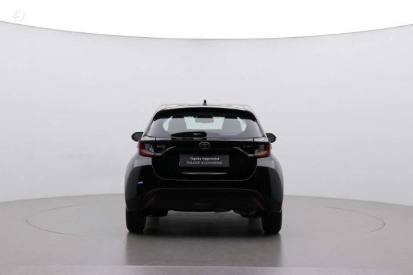 Black Toyota Yaris 2025 in Vilnius, with an engine capacity of 1.49 L and mileage of 32 thousand km for 19990 €, photo 5 on AUTOMOTO.COM.LV