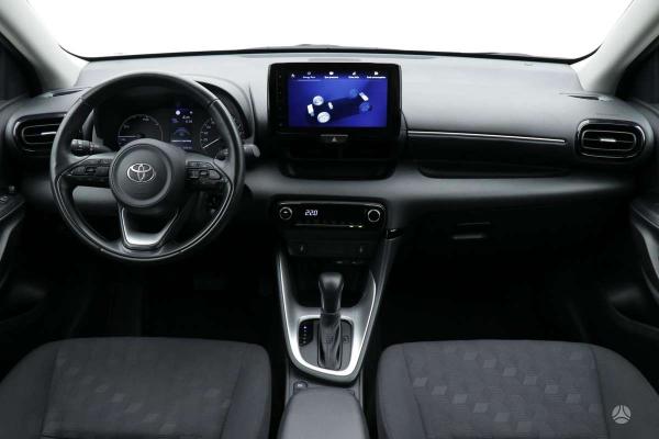 Black Toyota Yaris 2025 in Vilnius, with an engine capacity of 1.49 L and mileage of 32 thousand km for 19990 €, photo 7 on AUTOMOTO.COM.LV