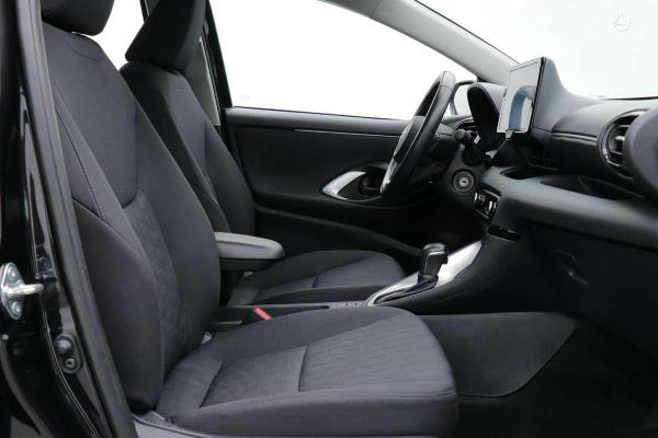 Black Toyota Yaris 2025 in Vilnius, with an engine capacity of 1.49 L and mileage of 32 thousand km for 19990 €, photo 9 on AUTOMOTO.COM.LV