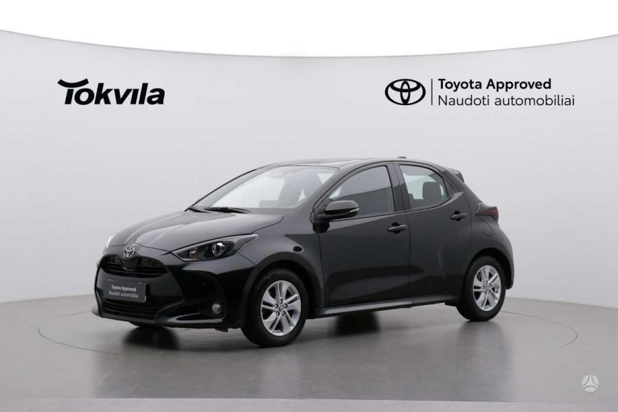 Black Toyota Yaris 2025 in Vilnius, with an engine capacity of 1.49 L and mileage of 38 thousand km for 19990 €, photo 1 on AUTOMOTO.COM.LV