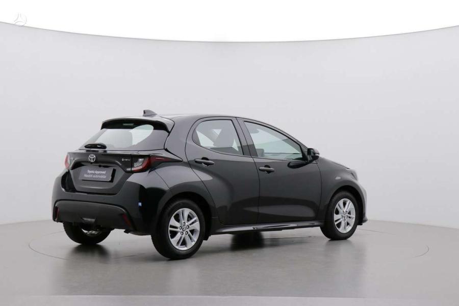 Black Toyota Yaris 2025 in Vilnius, with an engine capacity of 1.49 L and mileage of 38 thousand km for 19990 €, photo 4 on AUTOMOTO.COM.LV