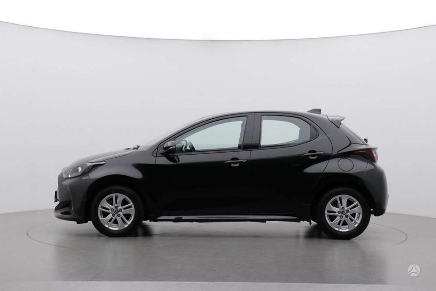 Black Toyota Yaris 2025 in Vilnius, with an engine capacity of 1.49 L and mileage of 38 thousand km for 19990 €, photo 5 on AUTOMOTO.COM.LV