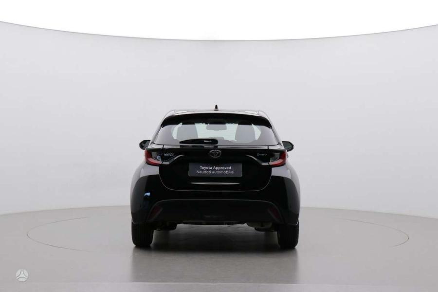 Black Toyota Yaris 2025 in Vilnius, with an engine capacity of 1.49 L and mileage of 38 thousand km for 19990 €, photo 6 on AUTOMOTO.COM.LV