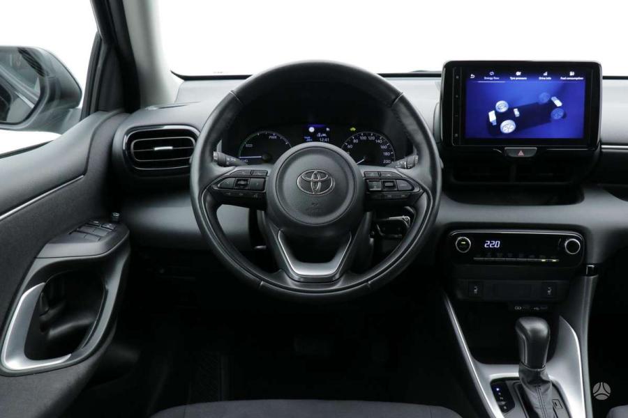 Black Toyota Yaris 2025 in Vilnius, with an engine capacity of 1.49 L and mileage of 38 thousand km for 19990 €, photo 9 on AUTOMOTO.COM.LV