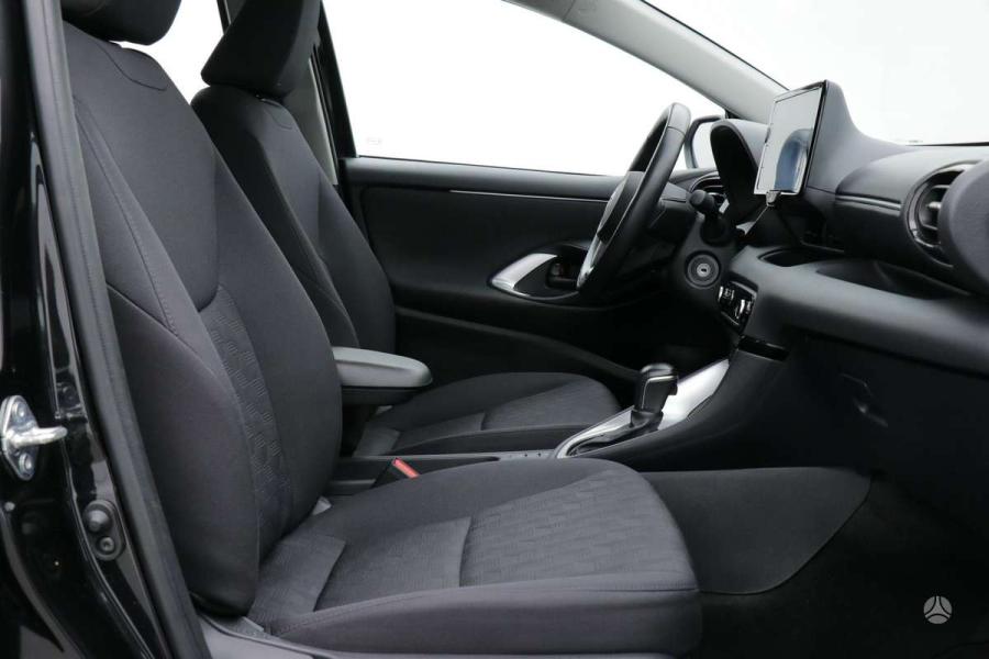 Black Toyota Yaris 2025 in Vilnius, with an engine capacity of 1.49 L and mileage of 38 thousand km for 19990 €, photo 10 on AUTOMOTO.COM.LV